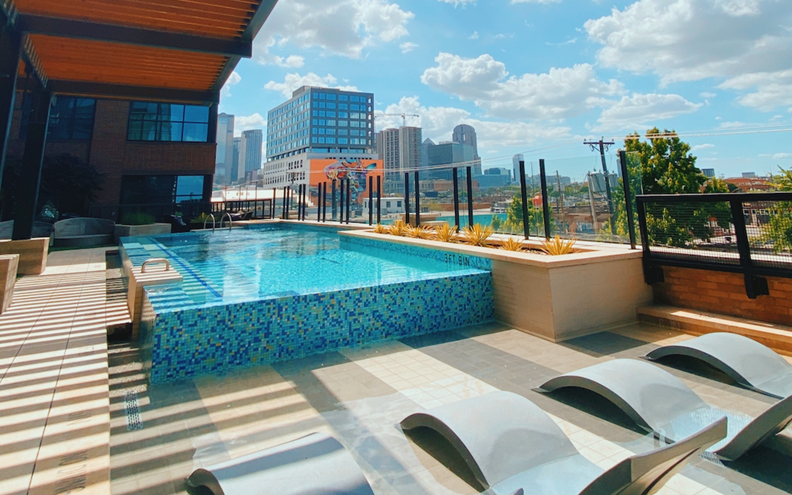 10 of The Coolest Apartment Pools in Dallas, Texas - Smart City Locating